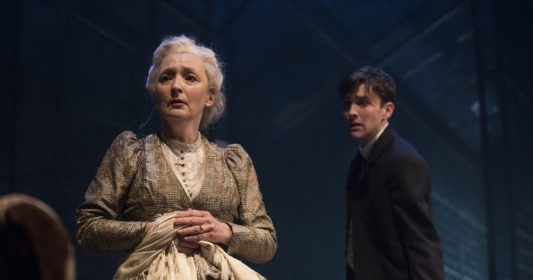 'Long Day's Journey Into Night' review or 'Can you see in the dark?'