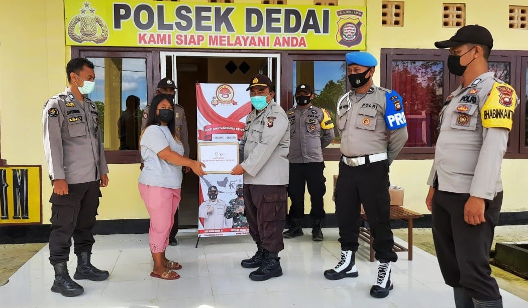 Kapolsek Dedai Beserta Bhayangkari Gelar Bhakti Sosial Menyambut Hari ...