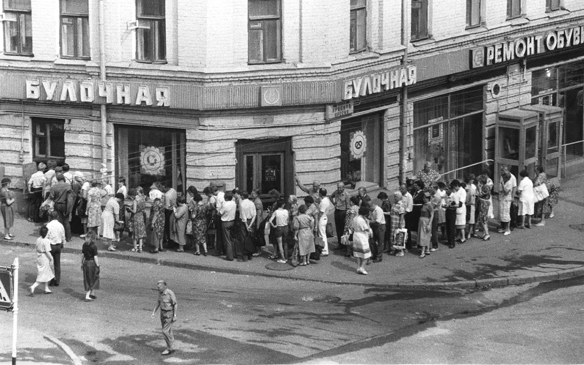 "S" obéit et "R" agit: Queue dans les magasins...