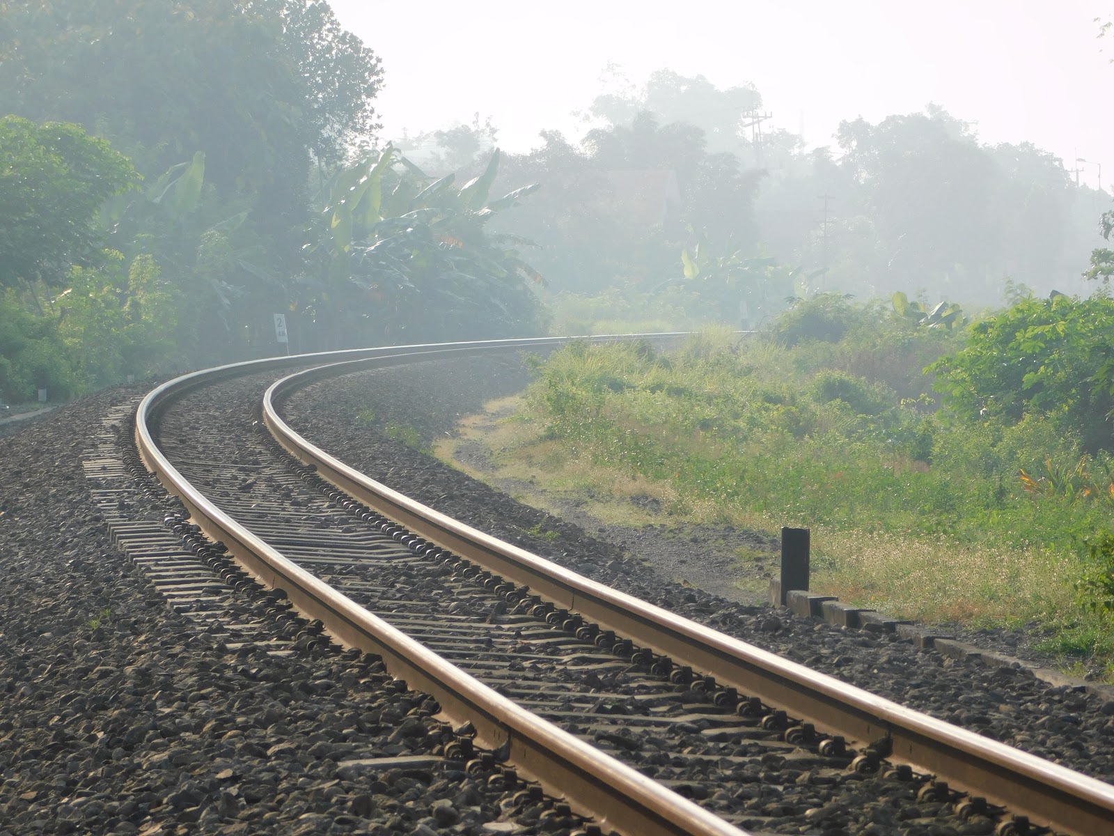 Kereta Api Indonesia: Mengapa Jalur Rel KA di Indonesia Banyak Yang ...