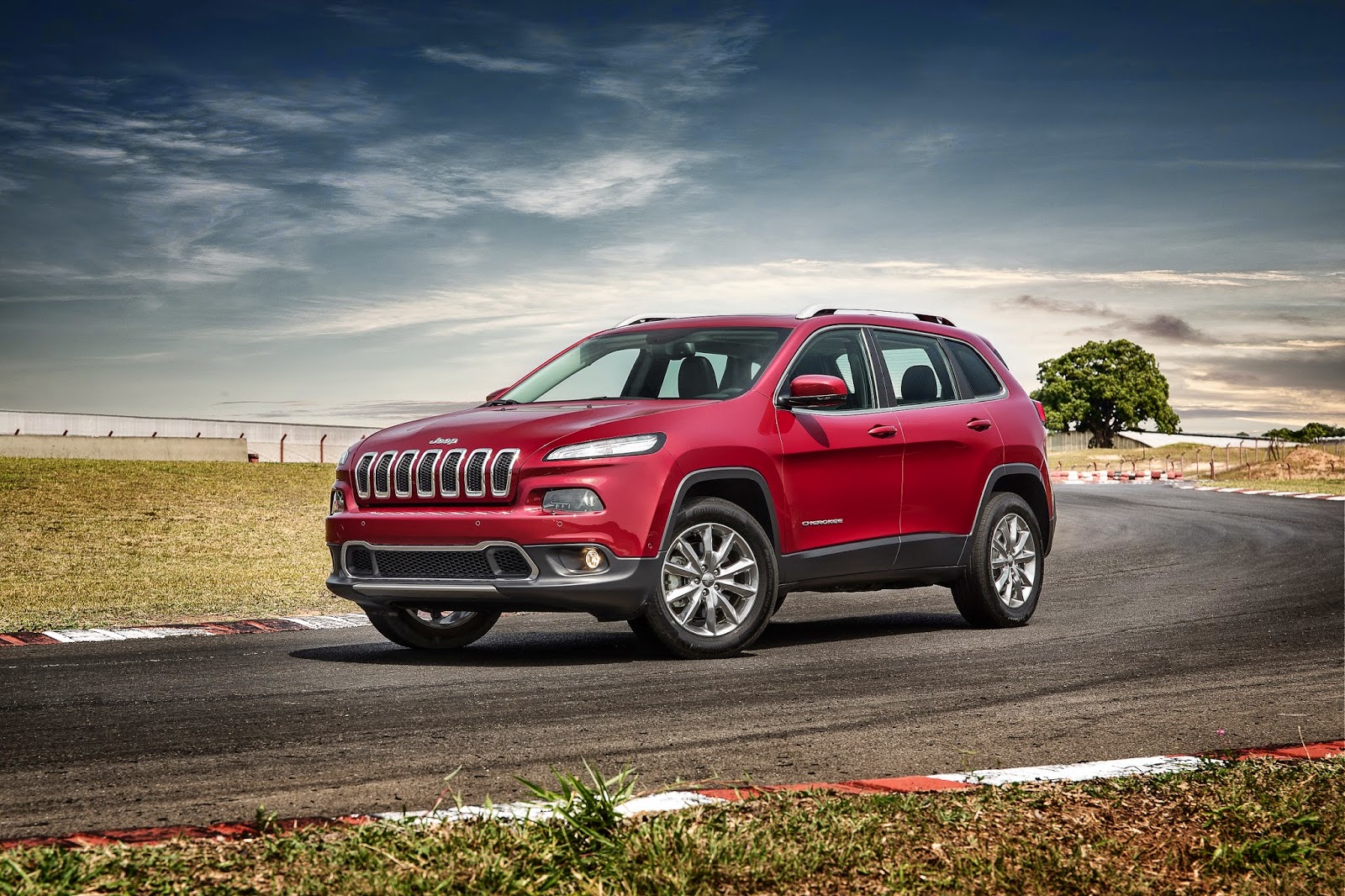 RACIONAUTO: NOVO JEEP CHEROKEE CHEGA AO BRASIL