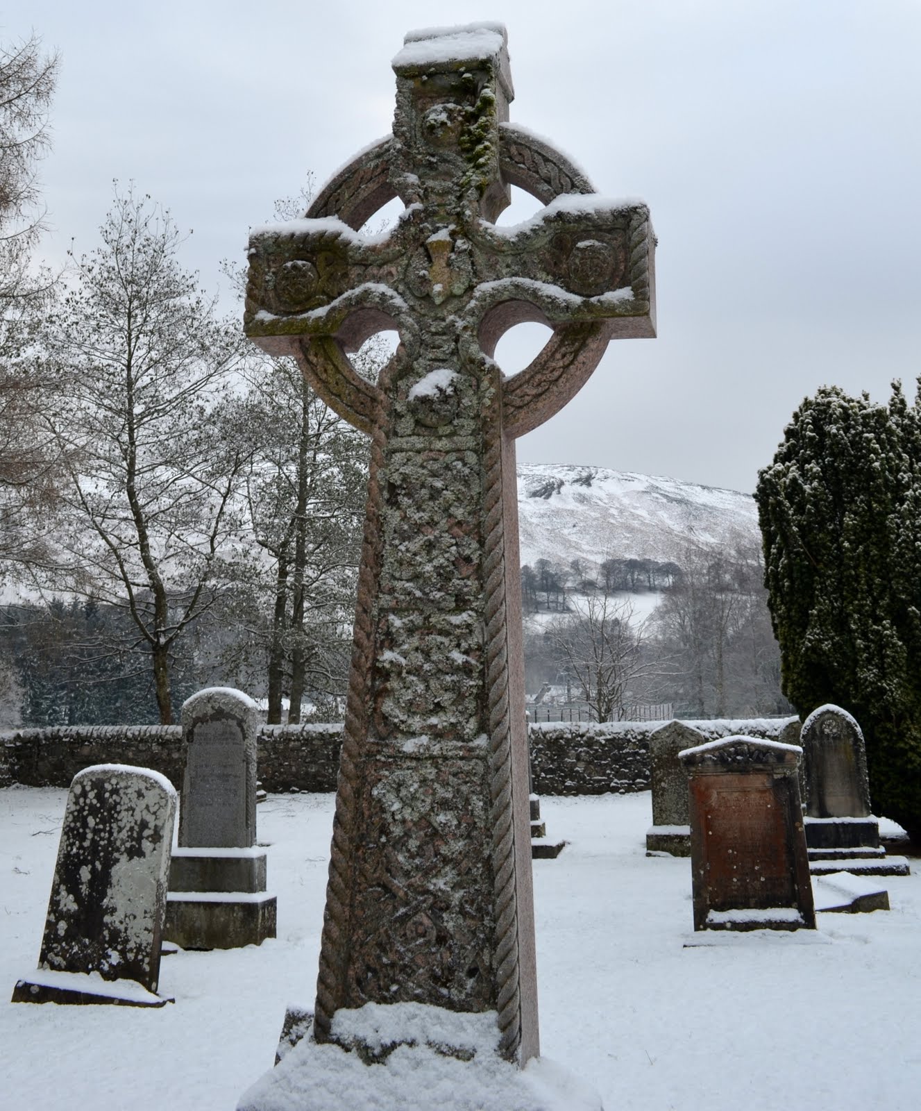 Tour Scotland: Tour Scotland Winter Photographs Churchyard Blair Atholl ...