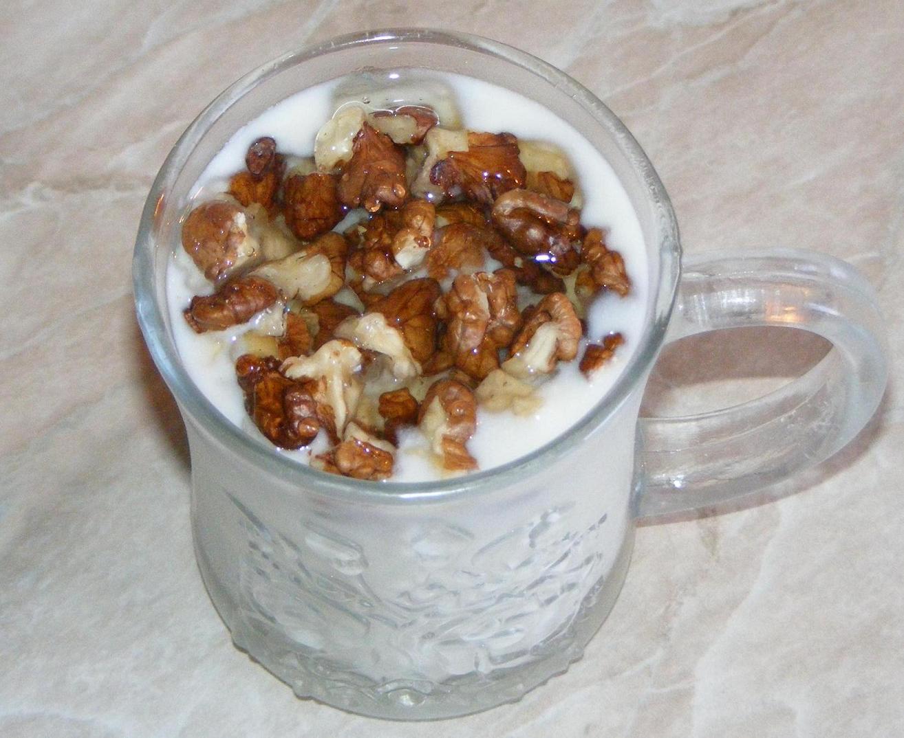 Iaurt cu miere si nuci | Retete Culinare : Preparatedevis.ro