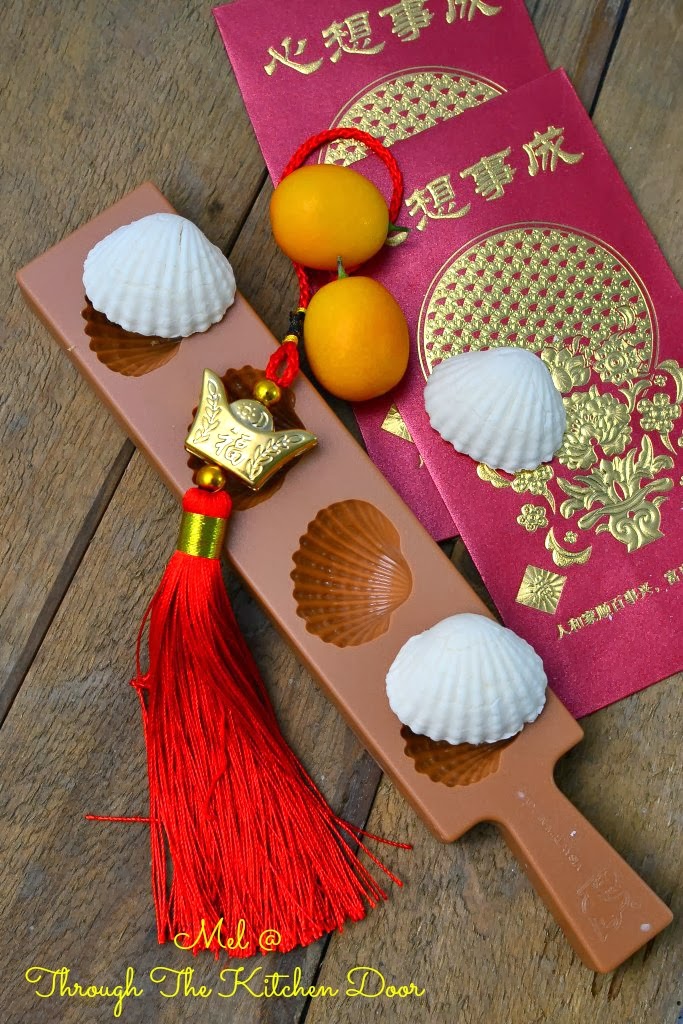 Through The Kitchen Door: Kuih Bangkit (Tapioca Cookies)