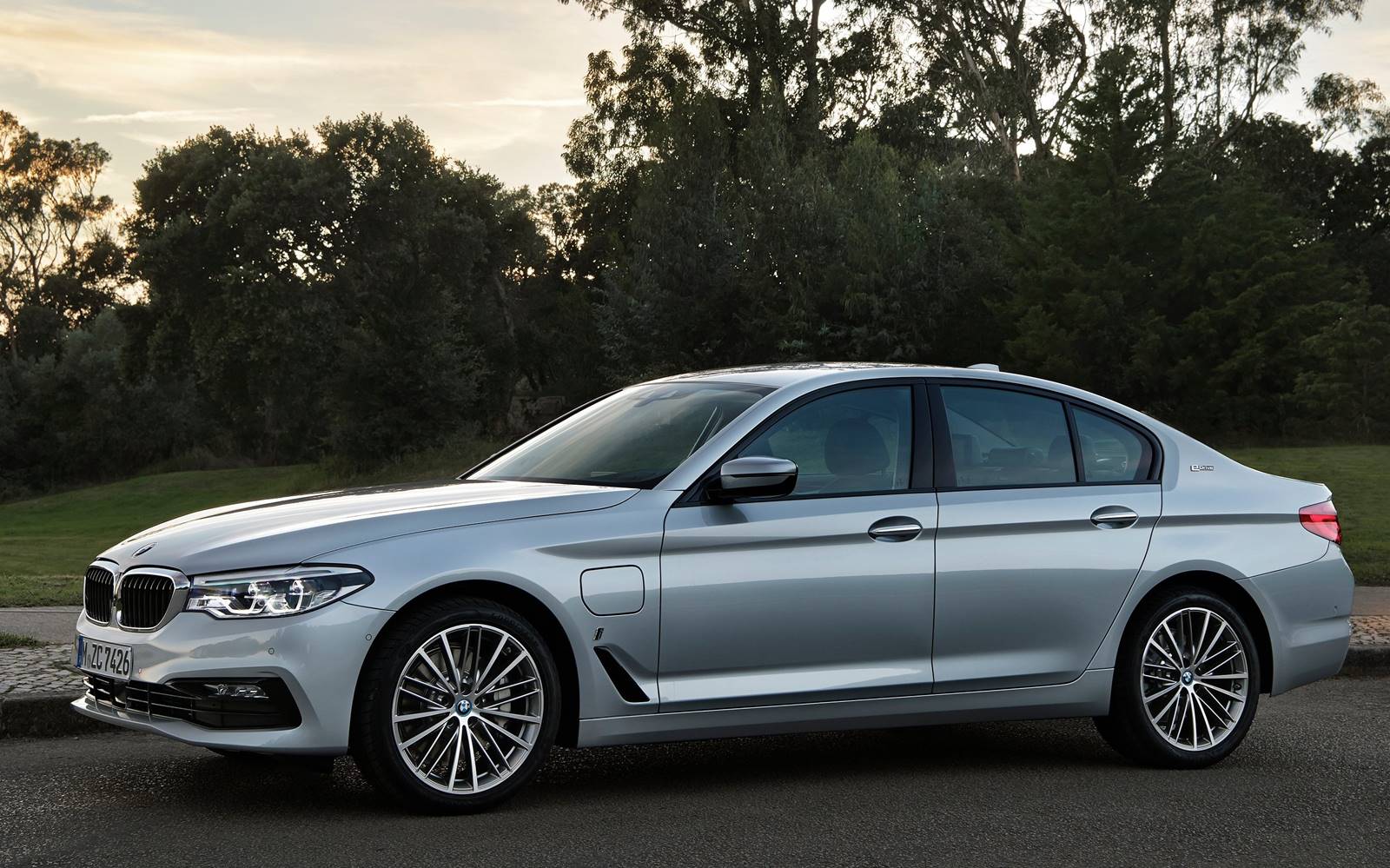 BMW Série 5 ganha versões 530e híbrida e M550i xDrive
