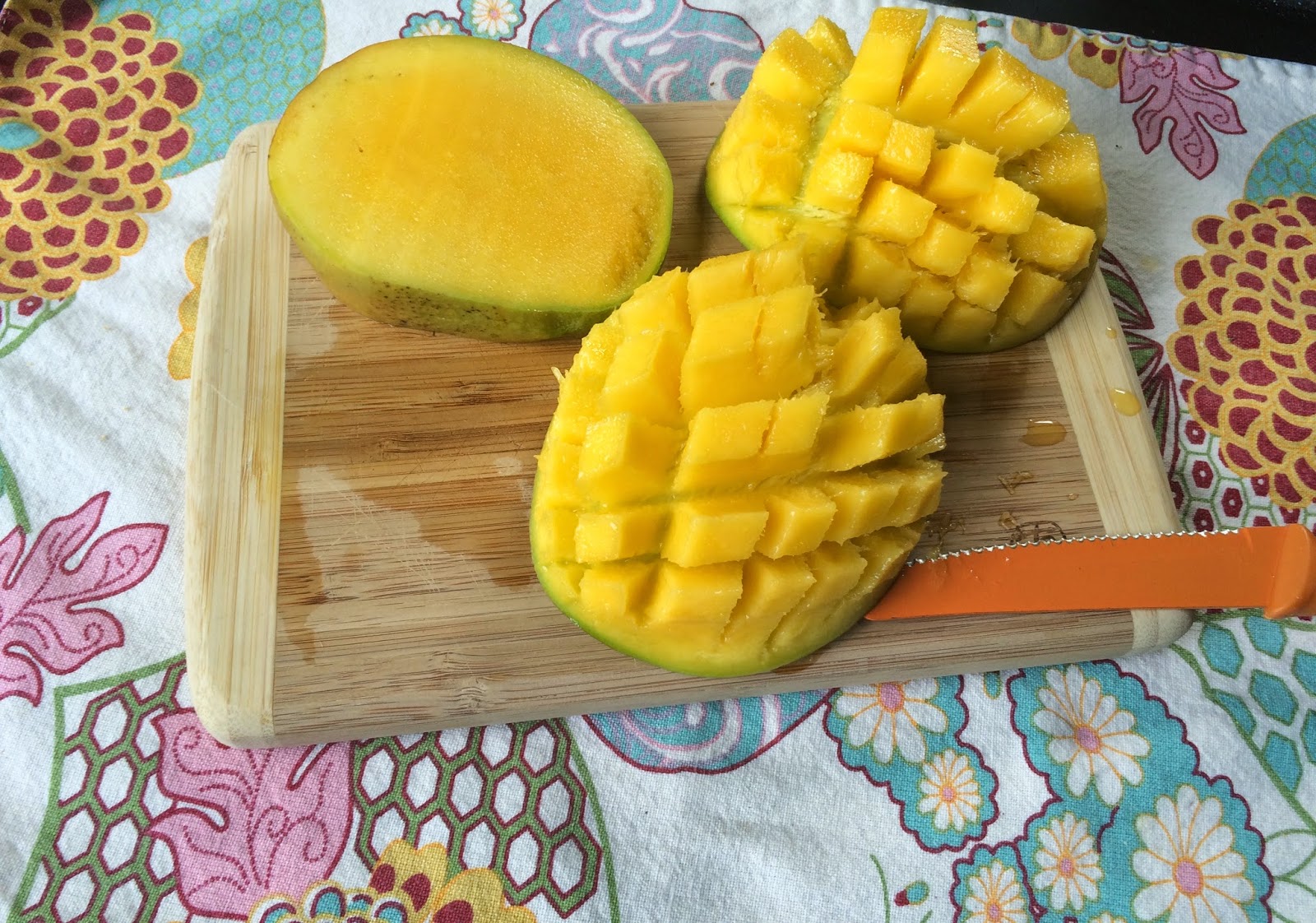 The Graffitied Gardenia: How to Cut a Mango