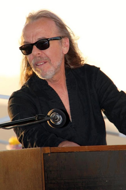 Wayne Sharp And The Sharpshooter Band – Living With The Blues (2013)