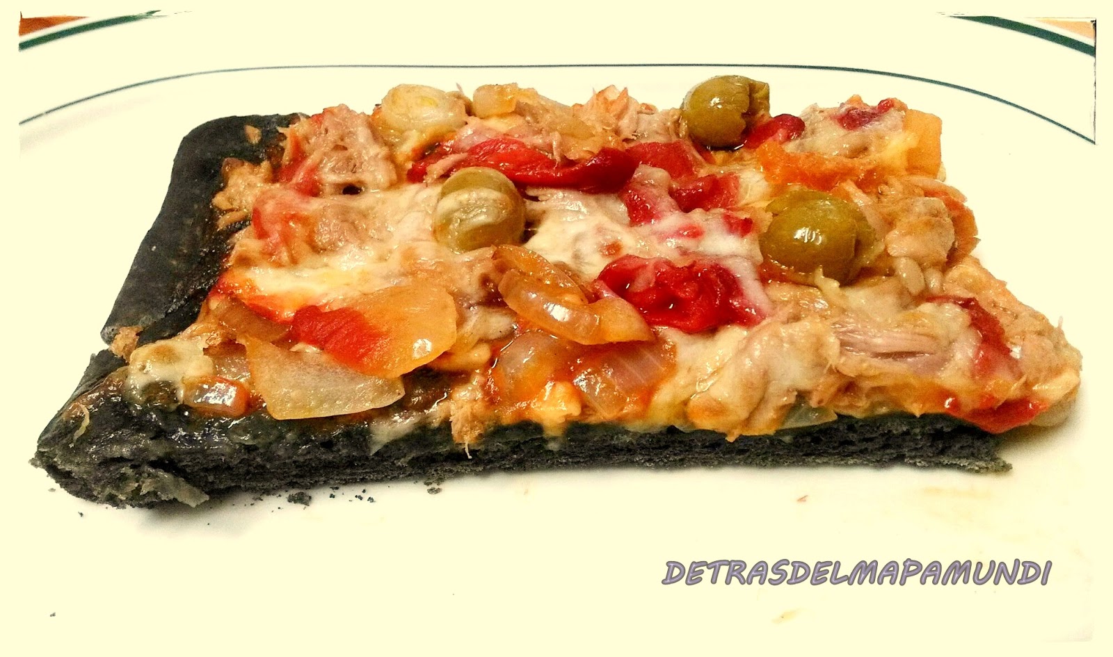 Pizza con masa negra, de atún, pimiento y cebolla. | Detrasdelmapamundi