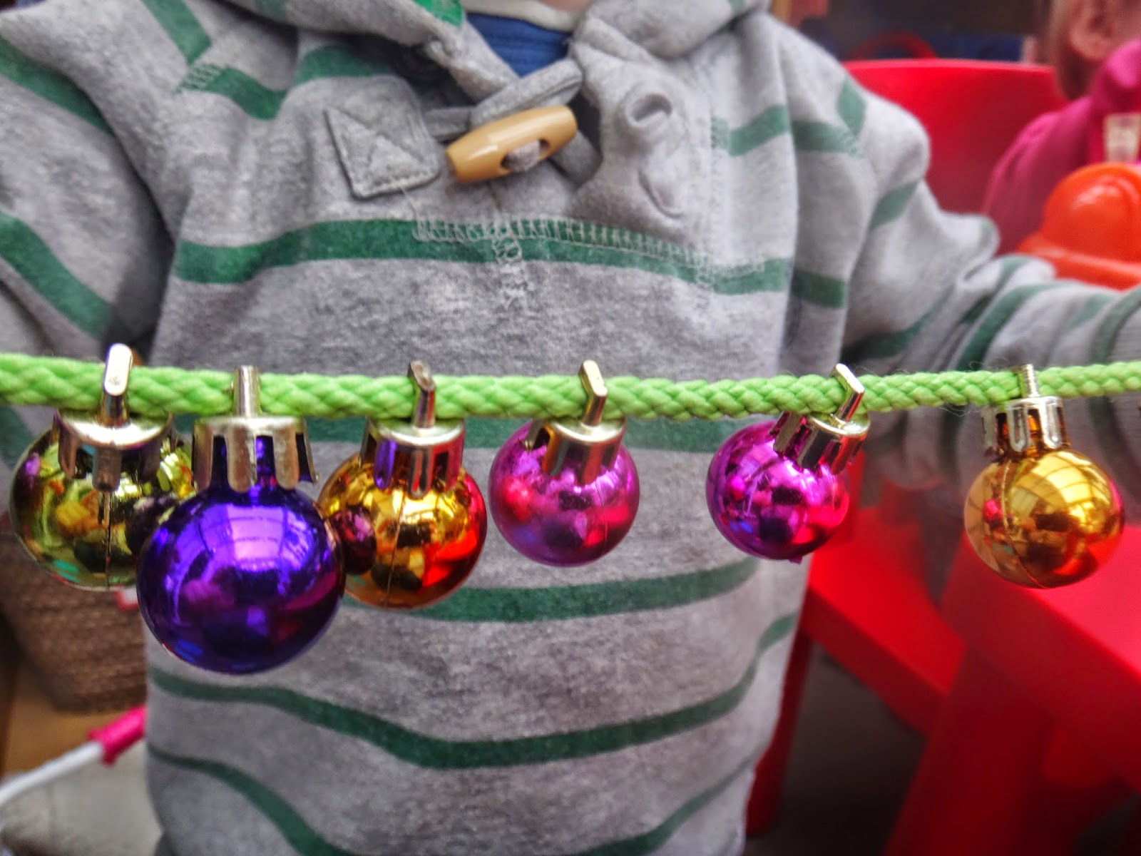 CRAWL2EXPLORE Creative play based ideas : Threading a christmas tree