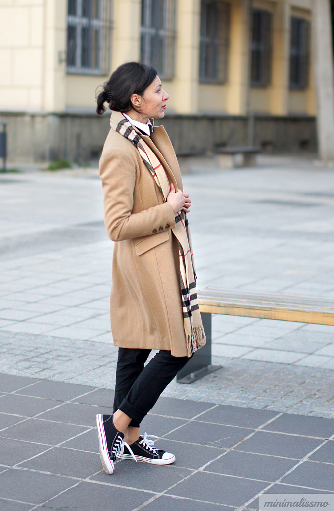 Camelowy płaszcz w wersji casual - Minimalissmo. Blog modowy