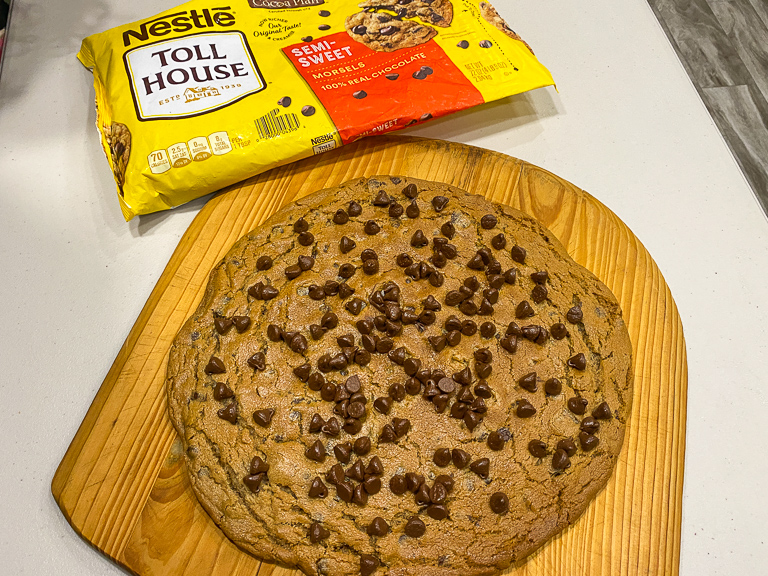 Tales of the Flowers: Pizza at Home - Toll House Massachusetts Cookie Pizza