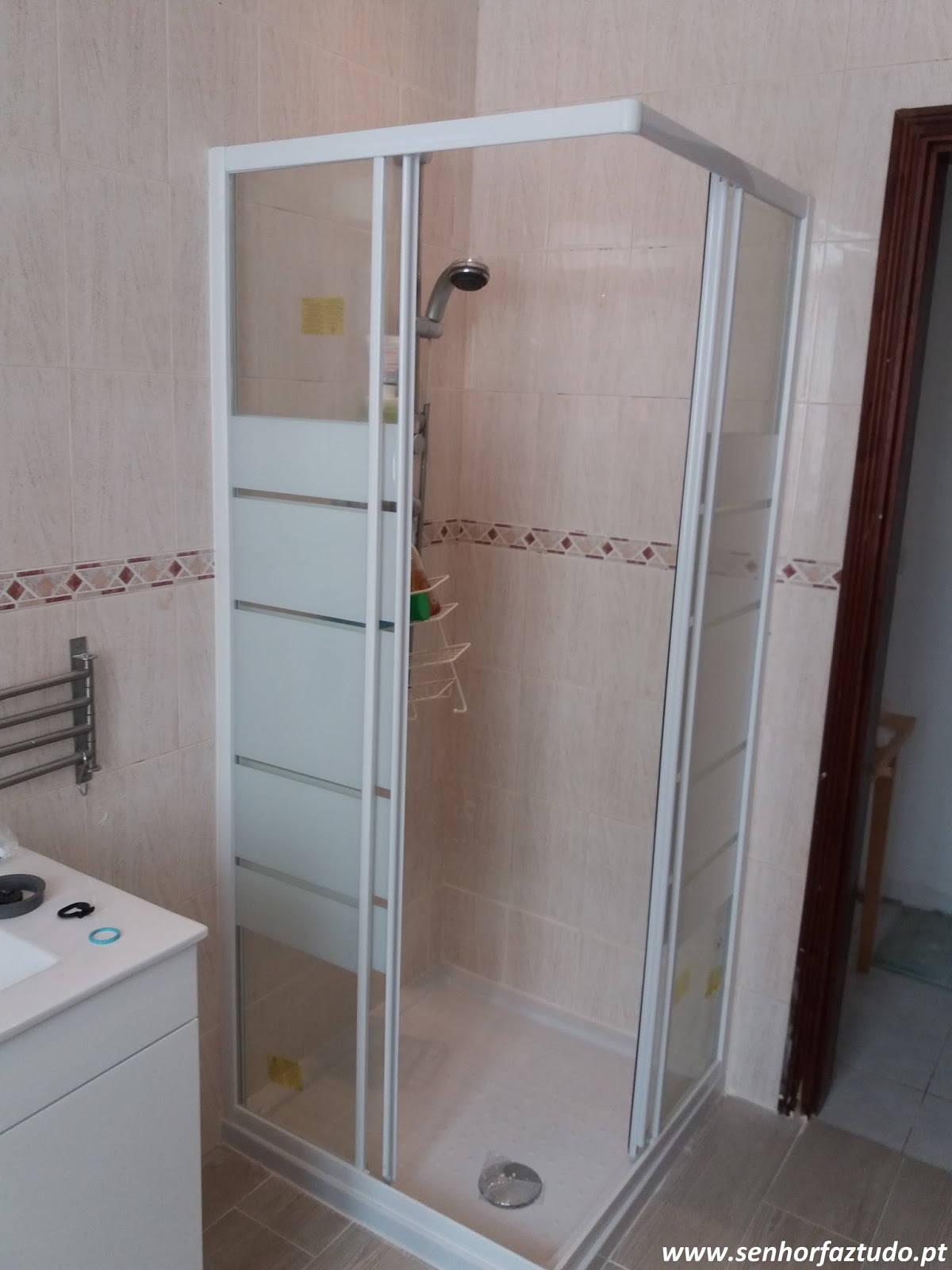 Colocação de pavimento cerâmico, base e cabine de duche em Benfica