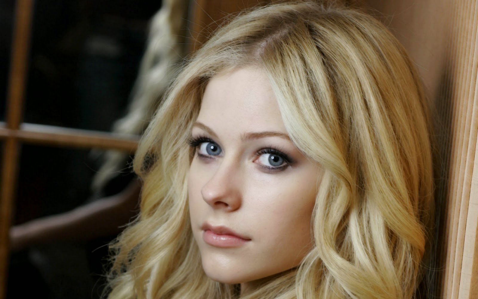 Avril Lavigne the Smokey Eye Makeup | Wallpapers Collection