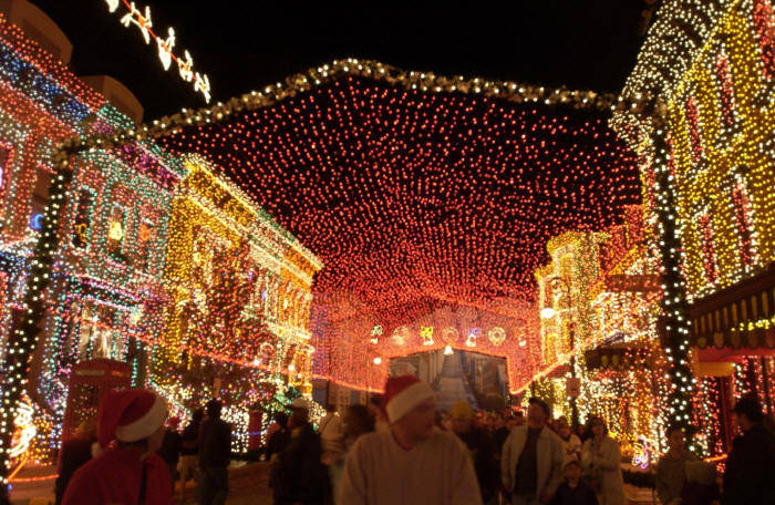 USA. COUNTRY STUDIES: CHRISTMAS IS COMING TO THE USA