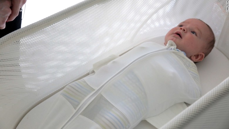 A robotic crib rocks new born baby to sleep. | MEXYTEK
