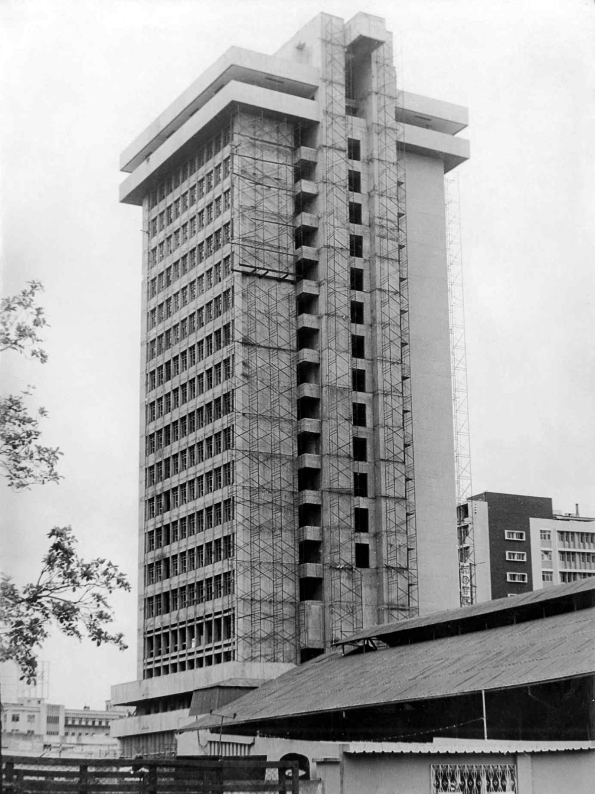 Prédio do Millennium BIM em Maputo. Projecto do Arq. João José Tinoco ...