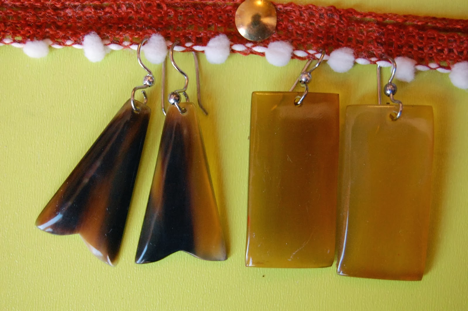 Le blog de Hary.Artisanat Malgache.: Bijoux en corne de zébu et raphia