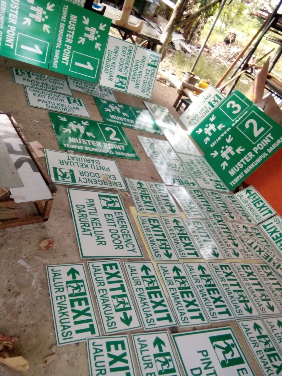 Rambu jalur evakuasi, titik kumpul, muster point, dll