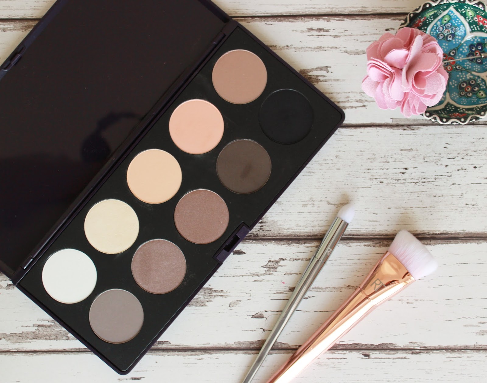 Neve Cosmetics Elegantissimi nude shadow palette review | Tales of a ...