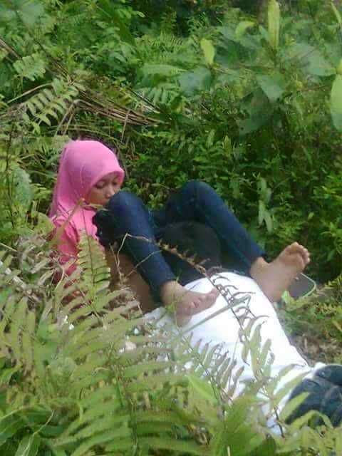 Mulia Sekali Lelaki Berkaos Putih Ini, Ia menyelamatkan Seorang Perempuan Yang Terjebek Di Semak ...