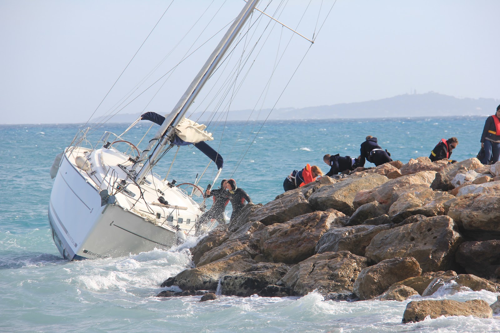 Photomania: Sailing boat on the rocks