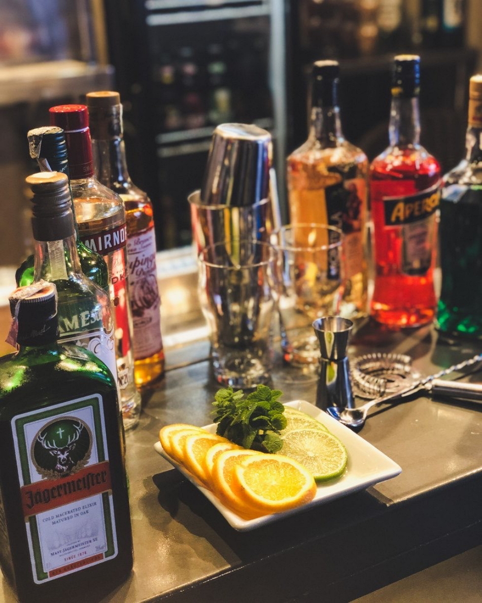 Bar de Curitiba lança menu exclusivo com drinks preparados com cerveja