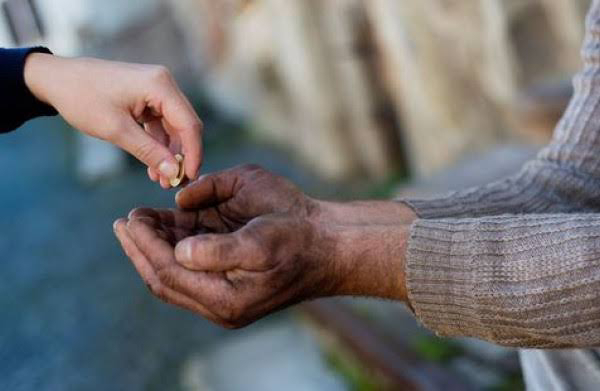 7 Keutamaan Bersedekah | WEB