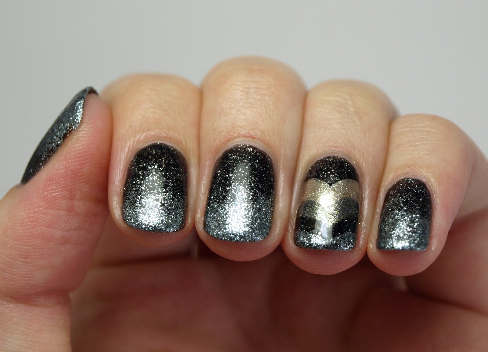 Nail Polish Society: 31DC2013 Day 08: Metallic Nails