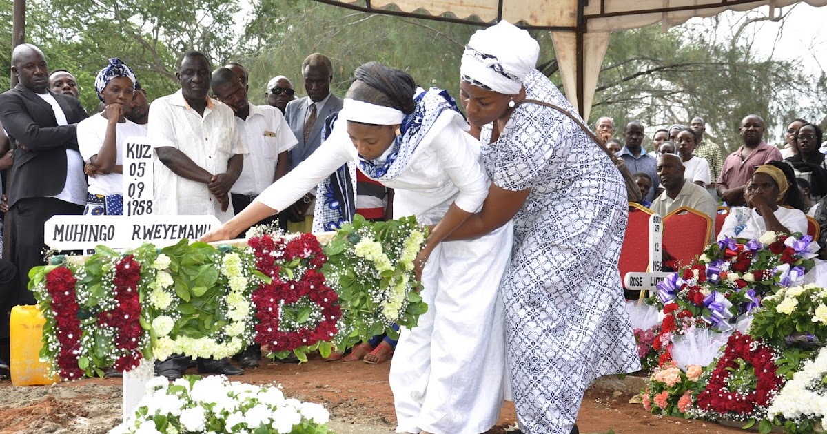 MWAKYEMBE AWAONGOZA WANAHABARI KUUAGA MWILI WA MUHINGO RWEYEMAMU DAR