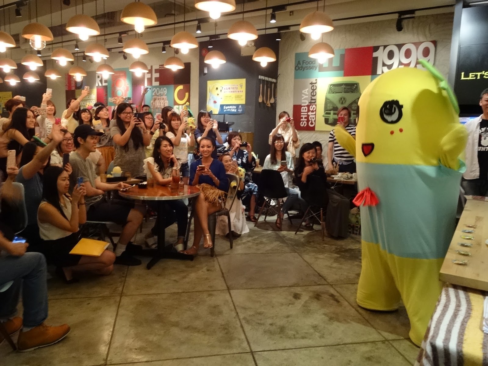 WEBS OF SIGNIFICANCE: Funassyi delights in Hong Kong! :)