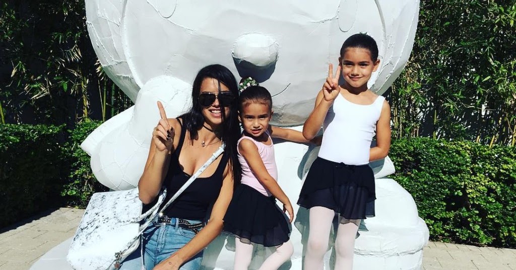 Models Quotidian: #945 Adriana Lima & daughters