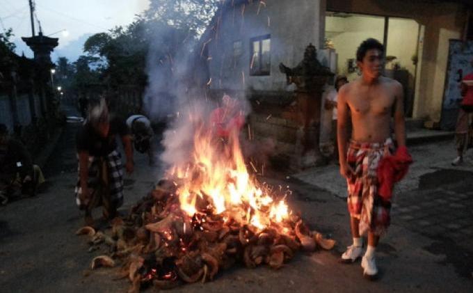 Colek Pamor: Tradisi Mesabatan Api Banjar Nagi, Desa Petulu, Ubud