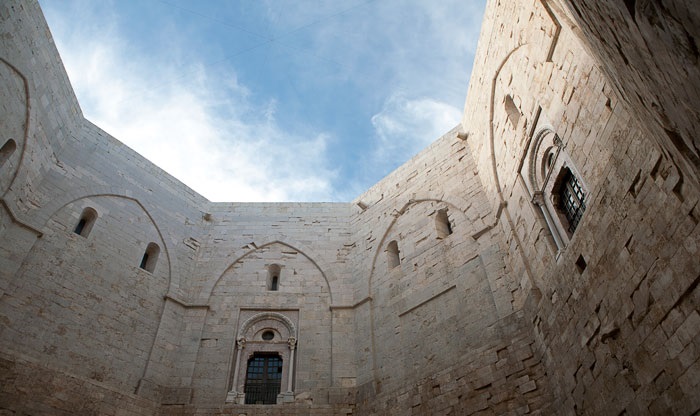 Castel del Monte, Apulia, Italy (with Map & Photos)