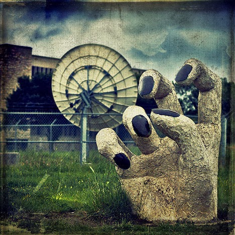 4 Amazing Hand-shaped Monuments - For Fum And Interesting Articles | Feafum