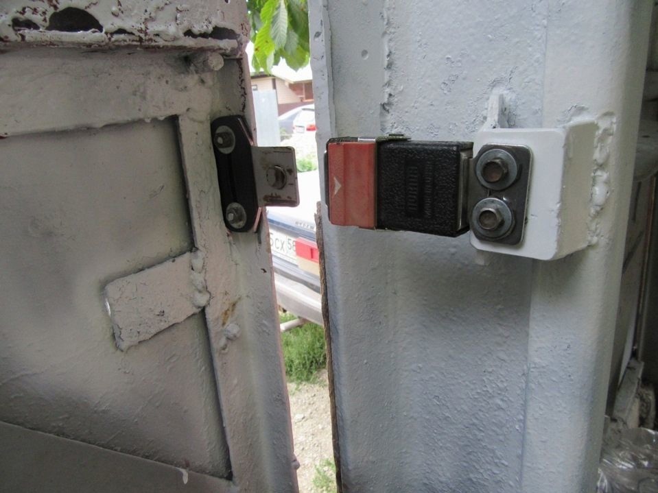 DIY gate lock from seat belt buckle - Creative DIY