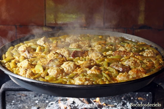 Paella con costillas ibéricas y pelotas ( paella amb costelletes i pilotes)