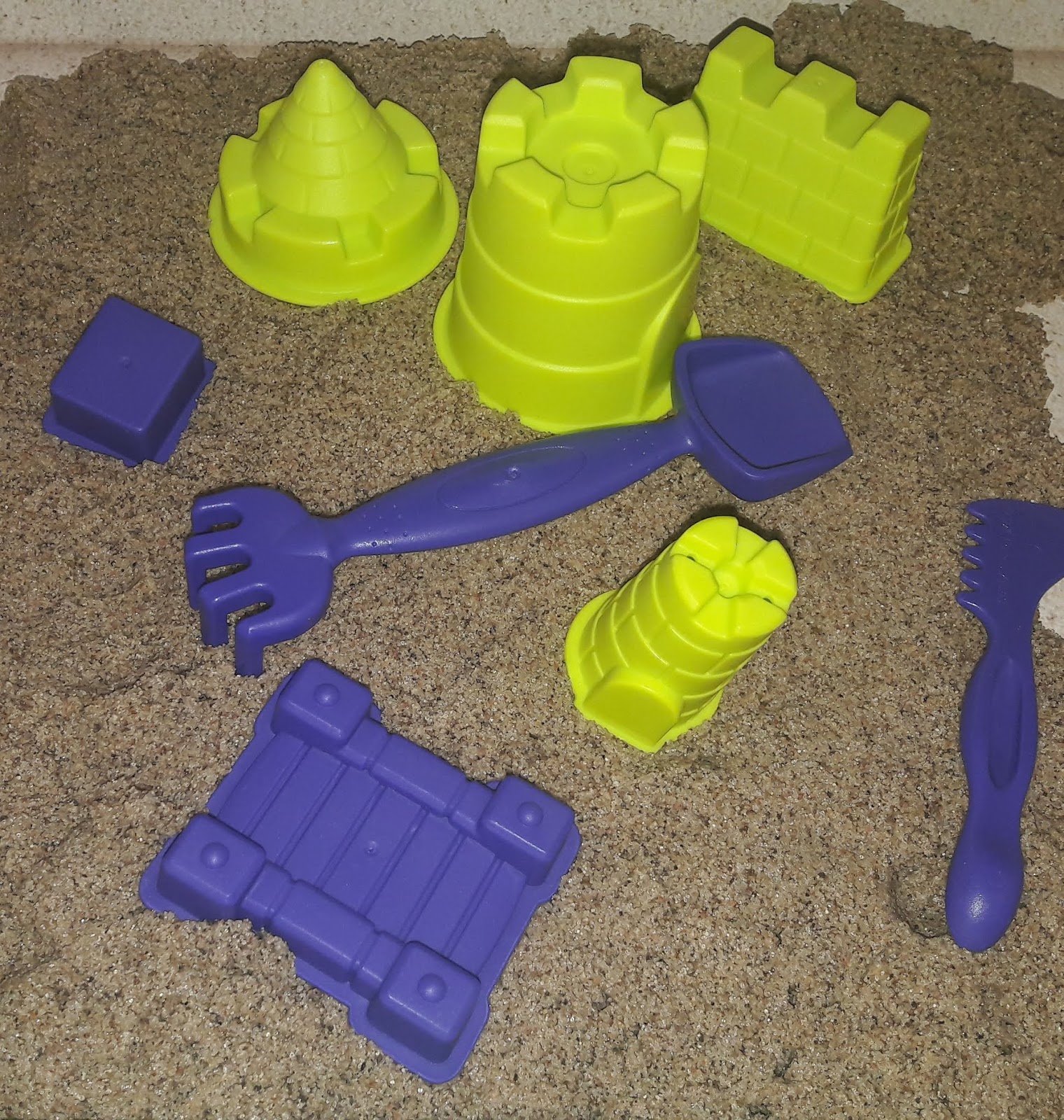 Kinetic Sand: Mess Free Play with the beach sand kingdom | Joanna Victoria