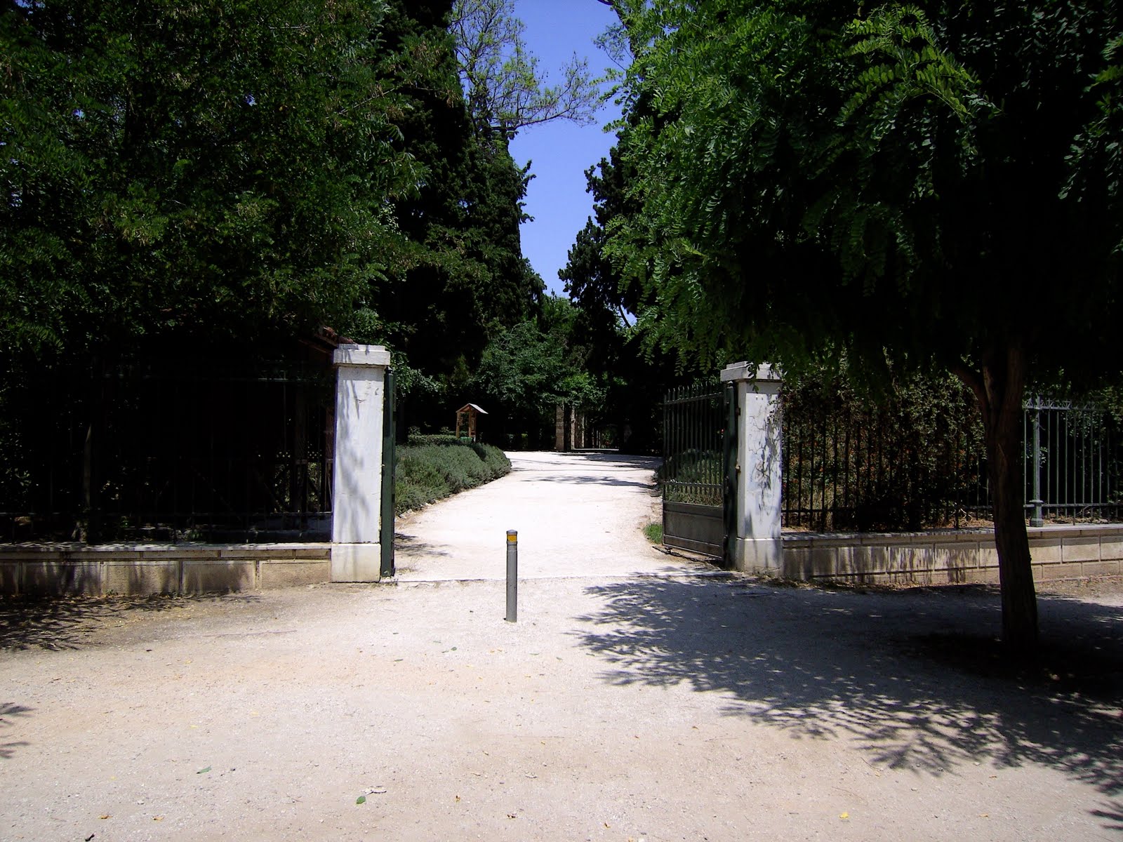 jan1448: Εθνικος Κηπος, εξω απο την προς την λεωφορο Αμαλιας πυλη απο ...