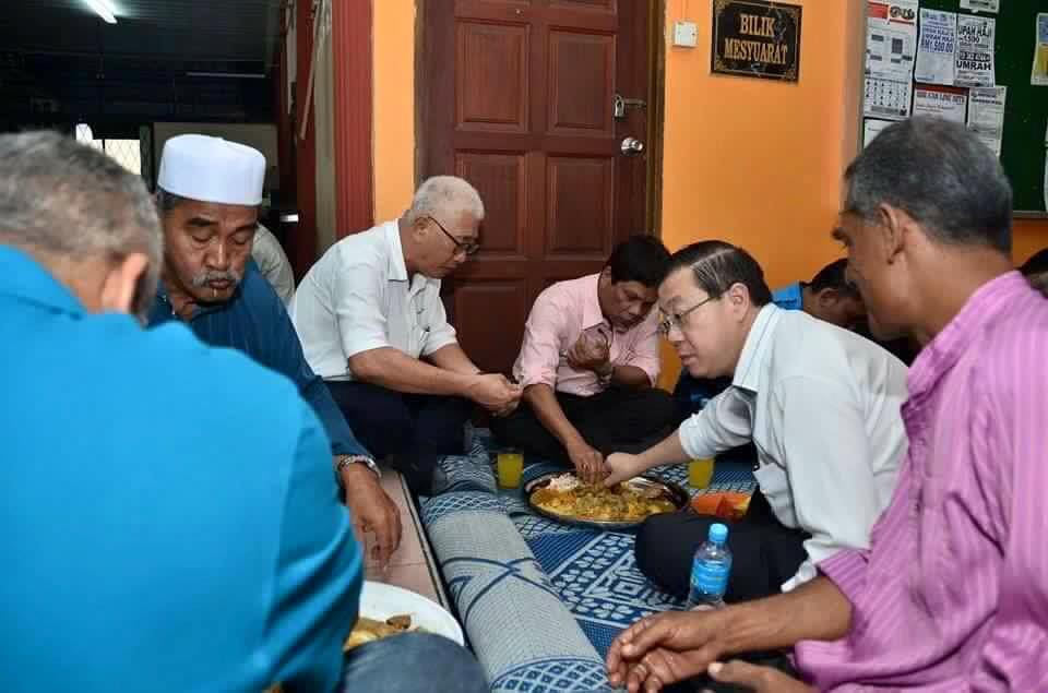 bumiyang: Tonjolkan Imej Zuhud - Lim Kit Siang dan Guan Eng Makan Guna ...