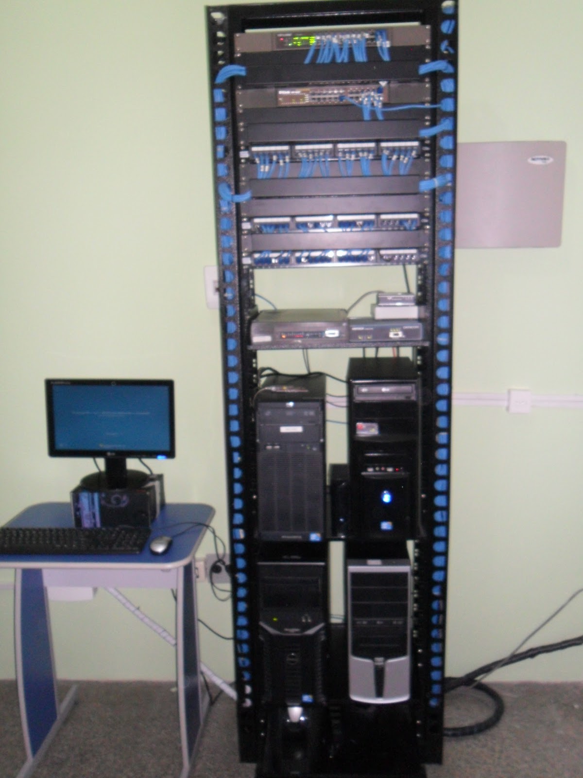 CONSIST SUPORTE EM INFORMÁTICA: Infra-estrutura em Rack coluna aberto