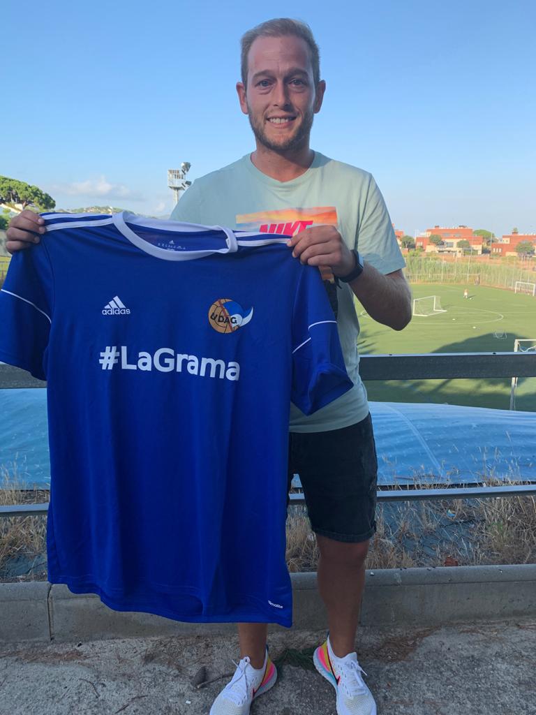 U.D.A. Gramenet: CHARLIE RUIZ, SABIDURÍA EN EL CENTRO DEL CAMPO AZULÓN.