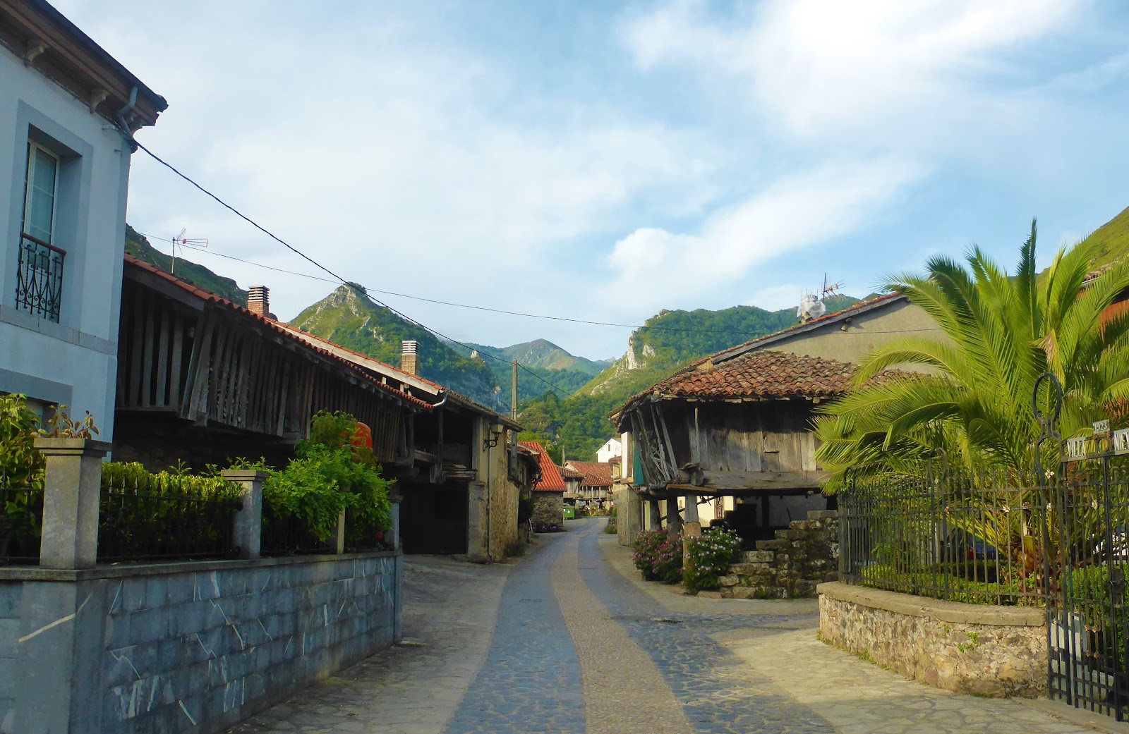 Montañas para dos: CANTU TEXERA ASCENDIENDO POR VALDECÉU Y DESCENDIENDO ...