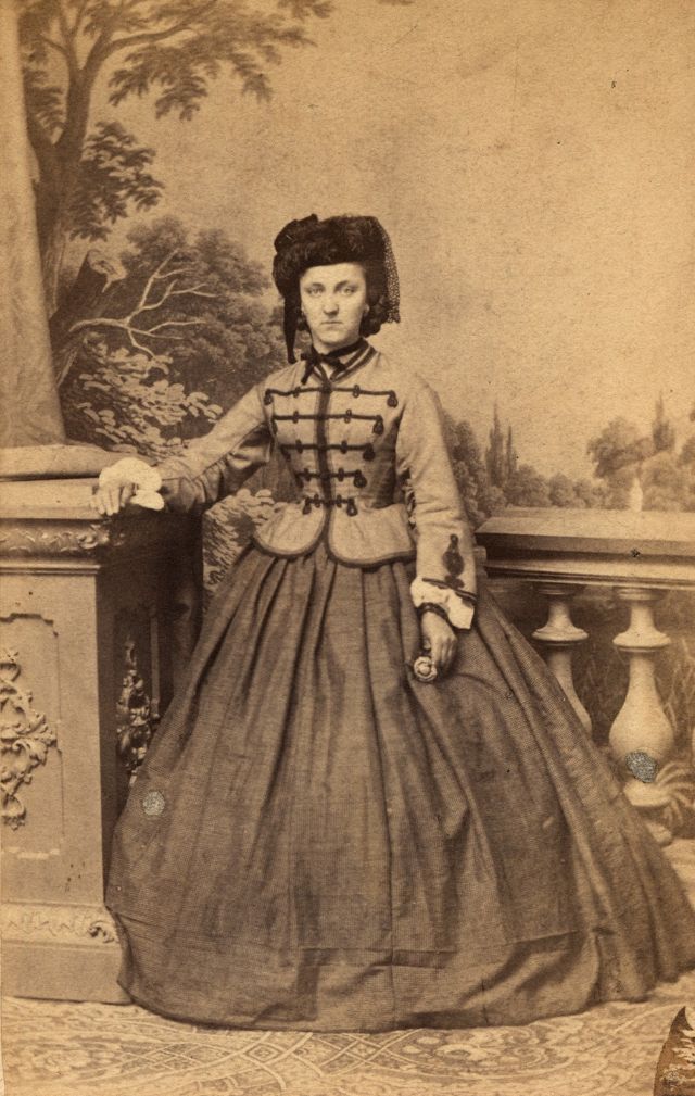 45 Amazing Photos Capture Victorian People Posing With Painted ...