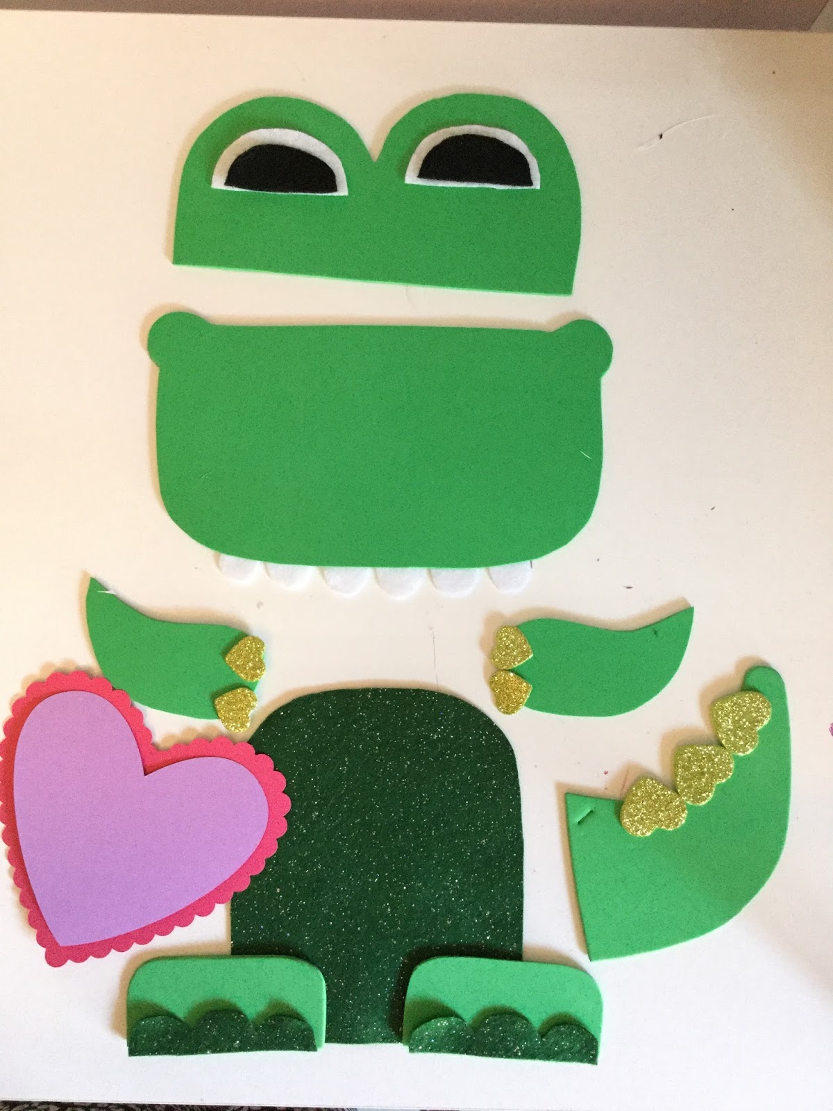 Busy Teacher Mommy : Valentines Alligator box