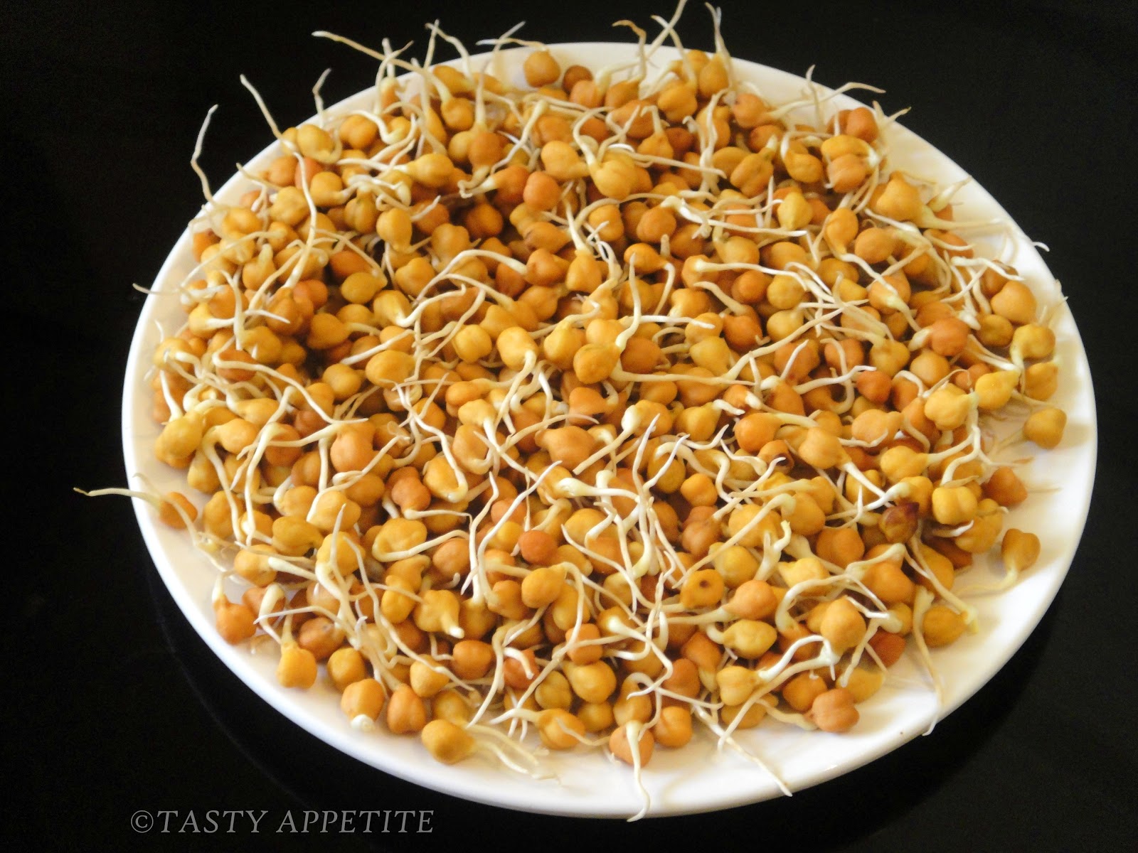 Sprouted Kala Chana Masala / Chana Palak Curry / How to make Sprouts at ...