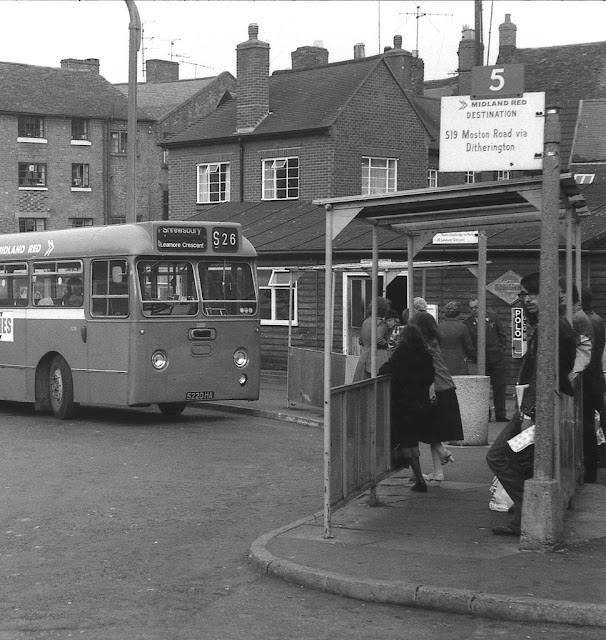 Fantastic Vintage Photos of People at Bus Stops ~ vintage everyday