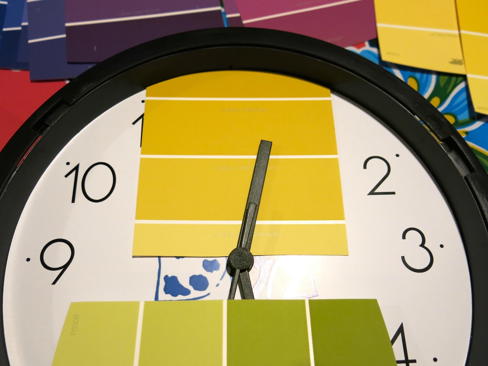 Cassie Stephens: DIY: A Color Wheel Clock!