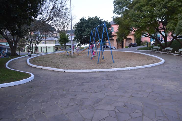 Prefeitura de Flores da Cunha atua no embelezamento das Praças do município Prefeitura de Flores da Cunha atua no embelezamento das Praças do município