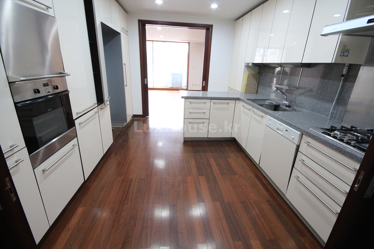Seoul Apartment: King's Manor in Naesu-dong, Jongno 종로구 내수동 킹스매너 228A