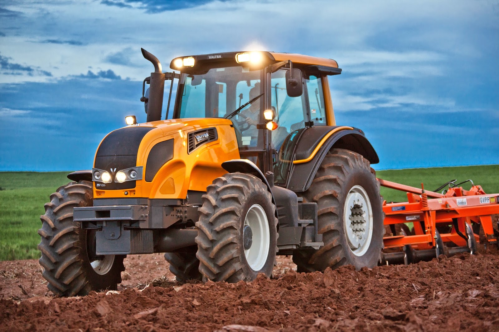 Valtra expõe pela primeira vez em Rio Verde-GO nova linha de tratores